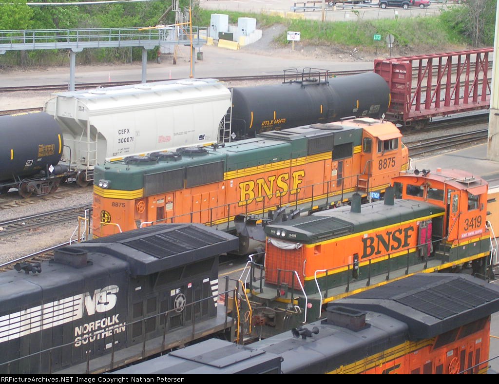 BNSF 8875